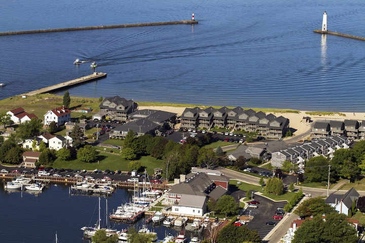 Harbor Lights Resort - Frankfort