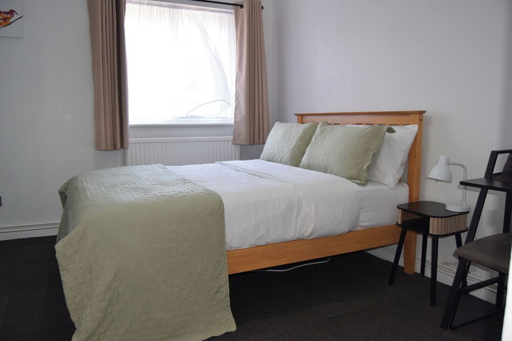 One Bedroom Apartment Sleeps 2 With Free Parking - London
