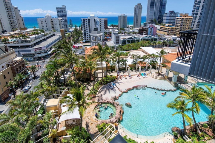 Resort Style Chevron Apartments - Surfers Paradise