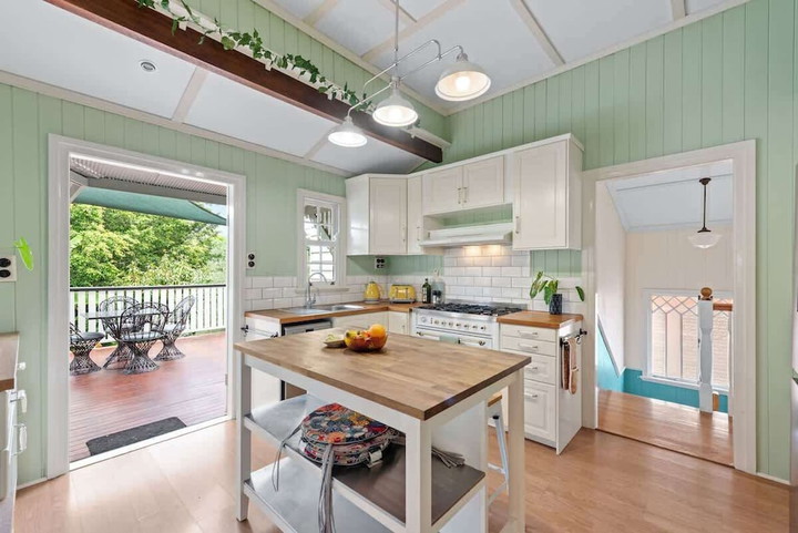 A Colourful Life! 4bed/2.5bath/1car ~ Queenslander - Brisbane