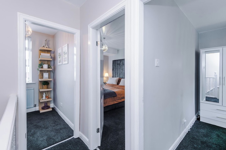 2 Bed House With Driveway & Workspace - Mánchester