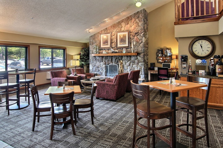 Blossom Hotel & Suites Traverse City - Traverse City, MI