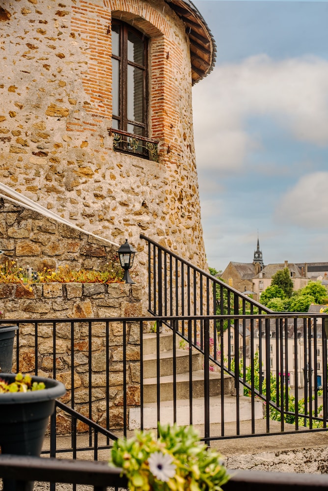 Hôtel La Tour Des Anglais - Mayenne
