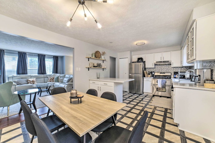 Pittsburgh Retreat W/ Deck ~ 4 Mi To Dtwn! - Pittsburgh, PA