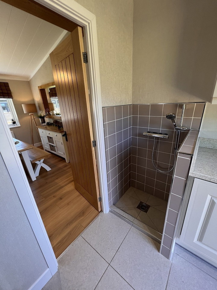 Hollicarrs - Dragonfly Lodge - York