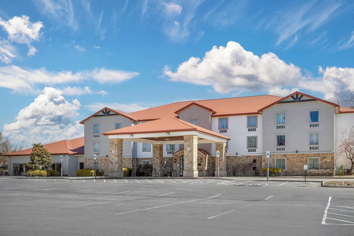 Quality Inn & Suites Monterey I-40 - Monterey, TN