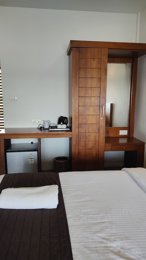 Miras Pmc Lakeshore Resort - Alappuzha