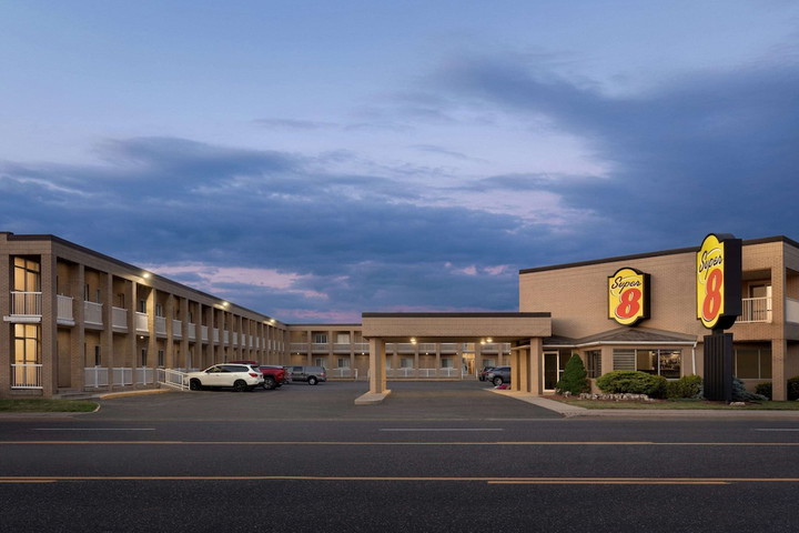 Super 8 By Wyndham Windsor/dougall - Detroit, MI