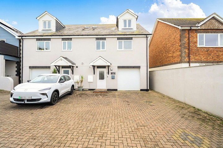 Spacious 3 Bed House - Sleeps 6 - Parking - Wifi - Newquay