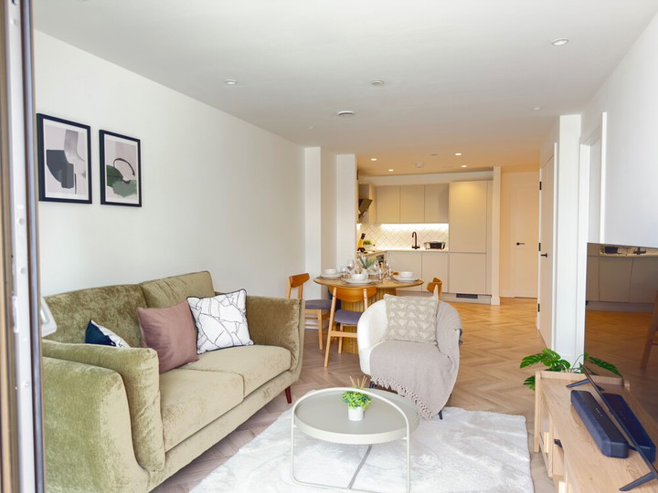 Stylish 2-bed Apartment - Balcony - Parking - 