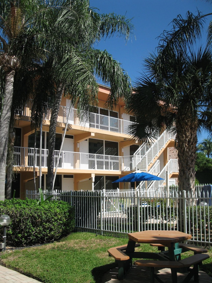 Canada House Pompano Beach - Pompano Beach, FL