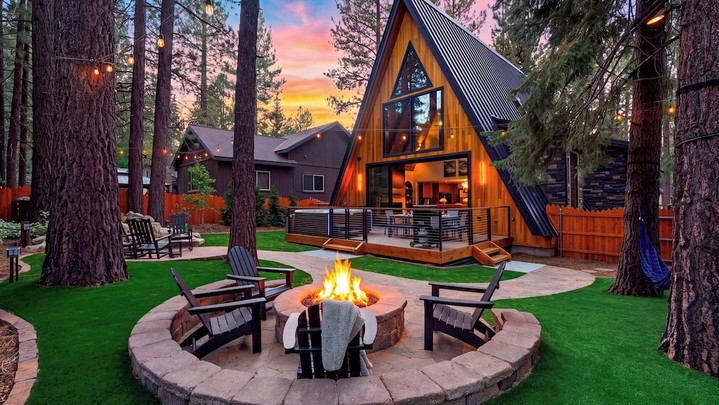 The Blackwood A-frame By Avantstay Hot Tub & Pond Arcade Room Ev Charger Near Slopes & Lake - Big Bear Lake, CA