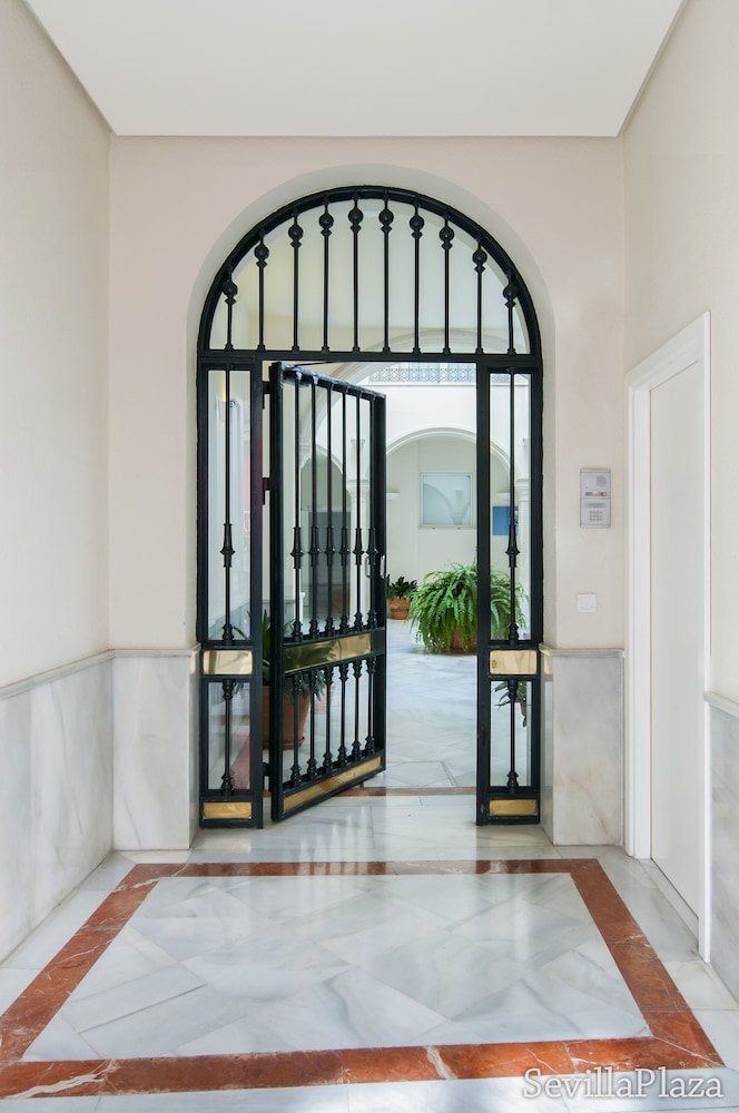 Suites Sevilla Plaza Apartamentos - Seville