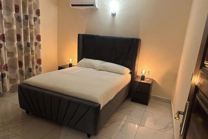 1 Bed Apartment Sleeps 2 - Parking, Balcony, Wifi - Freetown