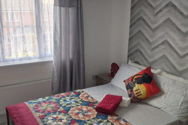 Apartment - Sleeps 5 - Parking - Station Close - Dagenham