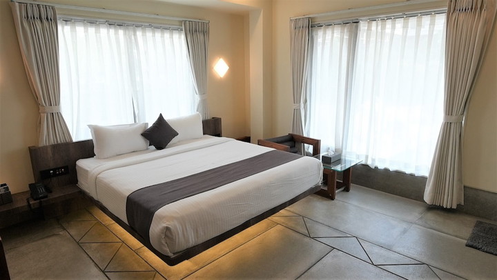 De Glance Hotel - Surat