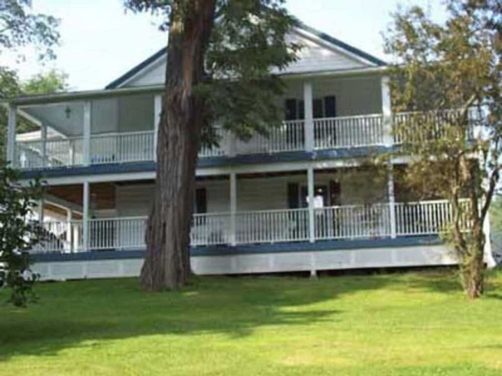 Locust Tree Bed And Breakfast Llc - Connecticut
