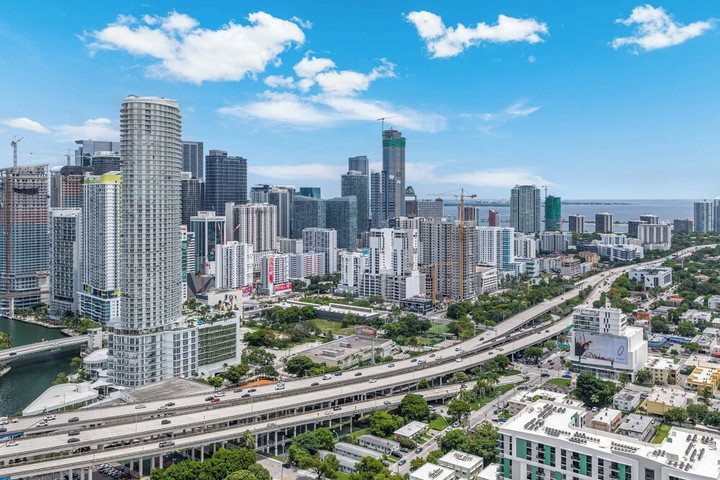 Brickell Skyline Pool, Gym, And Central Location - Miami, FL