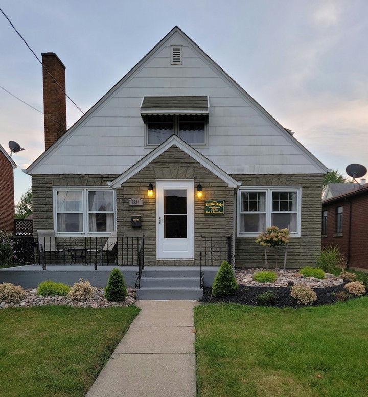 The Little Italy Of Niagara Falls Bed & Breakfast - Niagara Falls, NY
