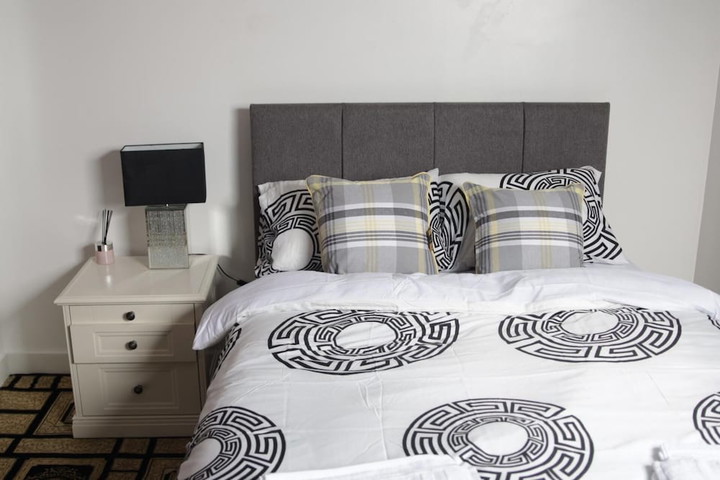 3 Bedroom House Sleeps 9 - Garden - Pets Welcome - Salford