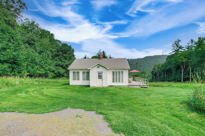Hawley Home W/ Deck: 4 Mi To Berkshire East Resort - The Berkshires