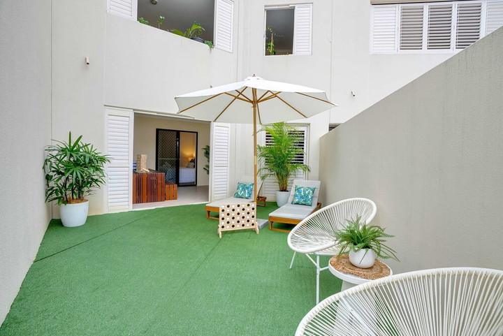 Spacious Retreat With Courtyard Resort Pool - Cairns