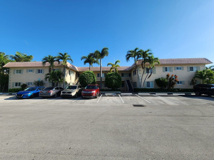 Coco Palms Apartments By Lowkl - Coral Springs, FL