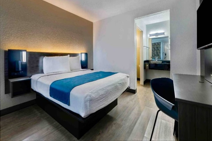 1 Full Bed Smoking - Anaheim, CA