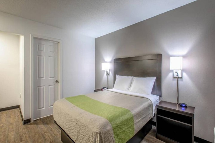 1 Queen Bed Deluxe Kitchen Smoking - Piedmont, SC