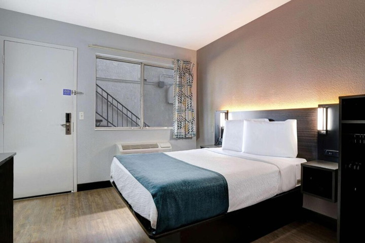 1 Queen Bed Smoking Micfridge - Califórnia