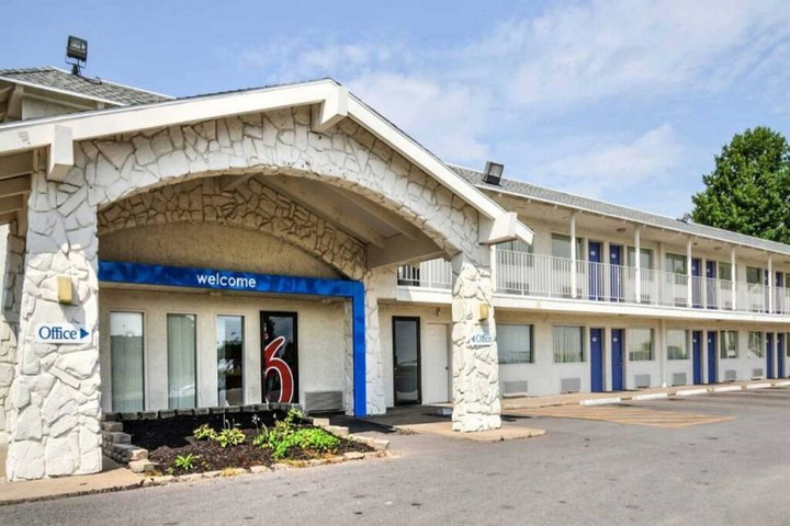 1 King Bed  Mobility Accessible Tub - Saint Joseph, MO