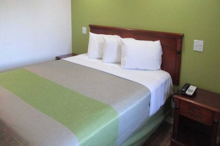 1 King Bed  Mobility Accessible Tub Nsmk - Fresno, CA