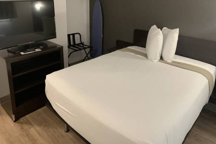 1 Queen Bed  Smoking Kitchen - Virginia