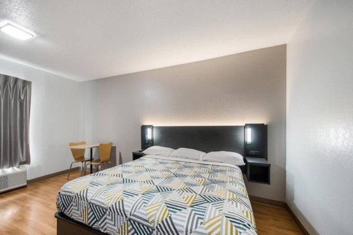 1 King Bed  Micfridge - Laredo, TX