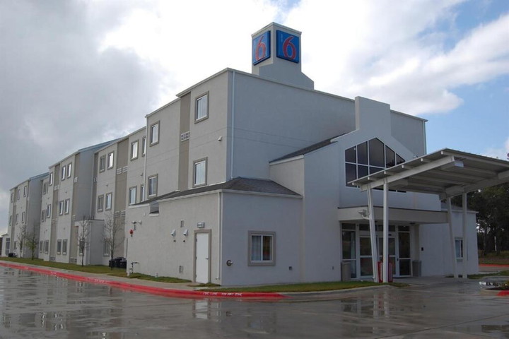 2 Full Beds Smoking Micfridge - Leander, TX