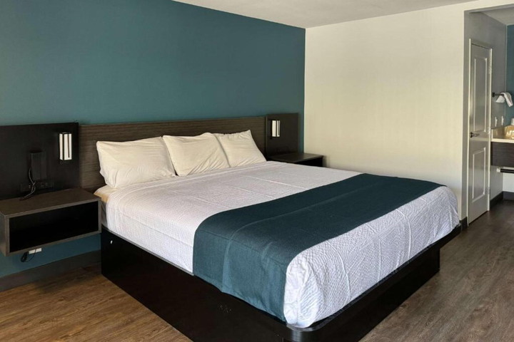 1 King Bed Non-smoking Micfridge - Torrance, CA