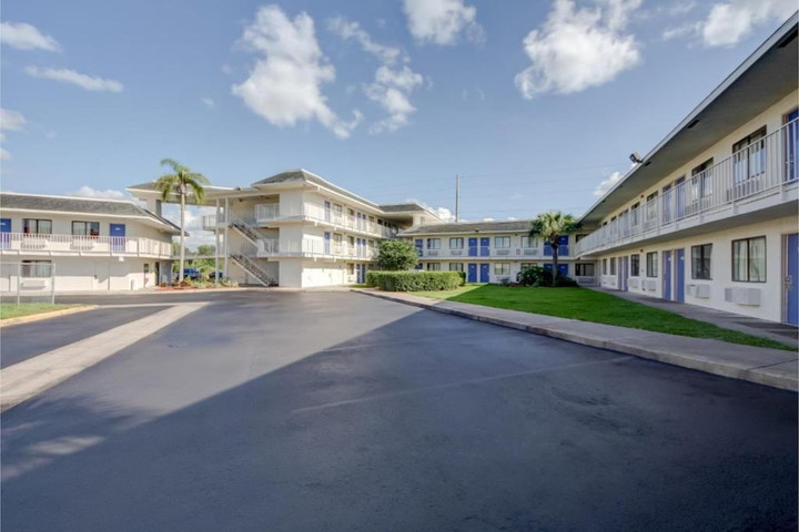 1 Queen Bed  Ada/tub - Plant City, FL