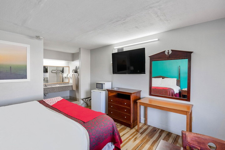 King Bed Smoking With Jetted Tub - Columbia, TN