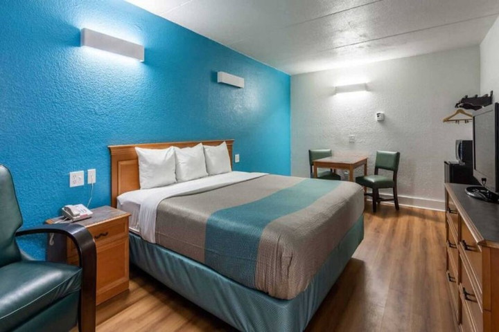 1 King Bed Non-smoking - North Little Rock, AR