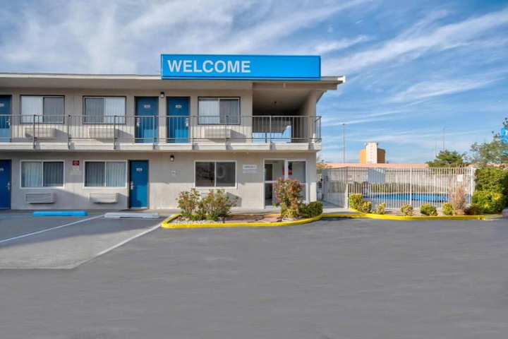 1 Full Bed  Ada/ri Shower Non-smoking - Albuquerque, NM