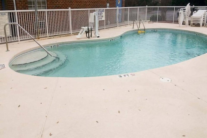 1 Queen Bed Ada/ri Shower/smoking/kitchen - Conway, SC