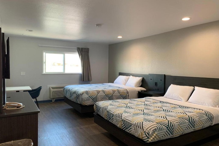 2 Queen Beds  Non-smoking Micfridge - Laughlin, NV