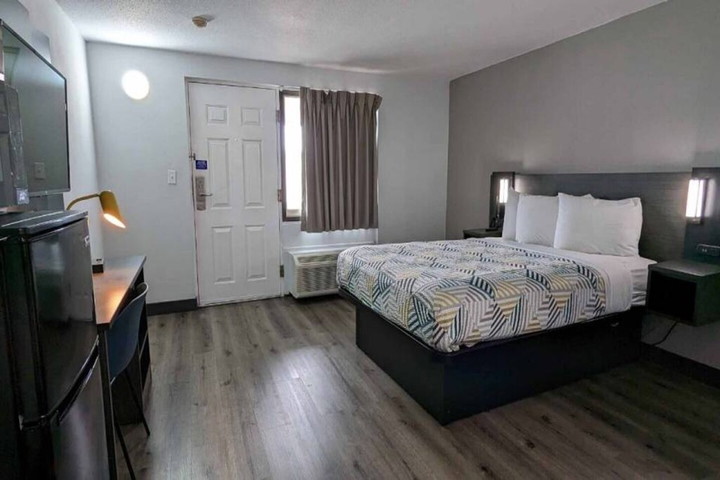 1 Full Bed  Ada/tub - Massachusetts