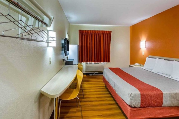 1 King Bed  Mobility Accessible Tub Nsmk - Urbana, IL