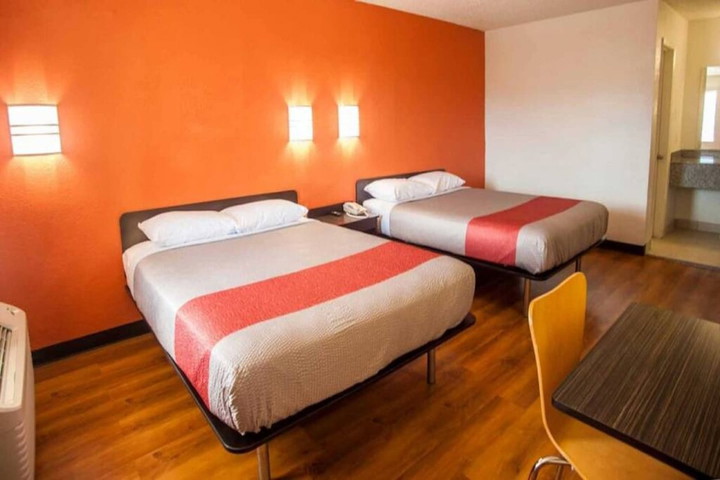 2 Queen Beds Smoking - Corsicana, TX