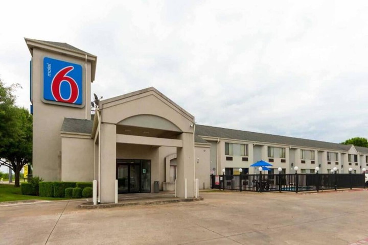 1 Full Bed Ada/ri Shower Non-smoking - Garland, TX
