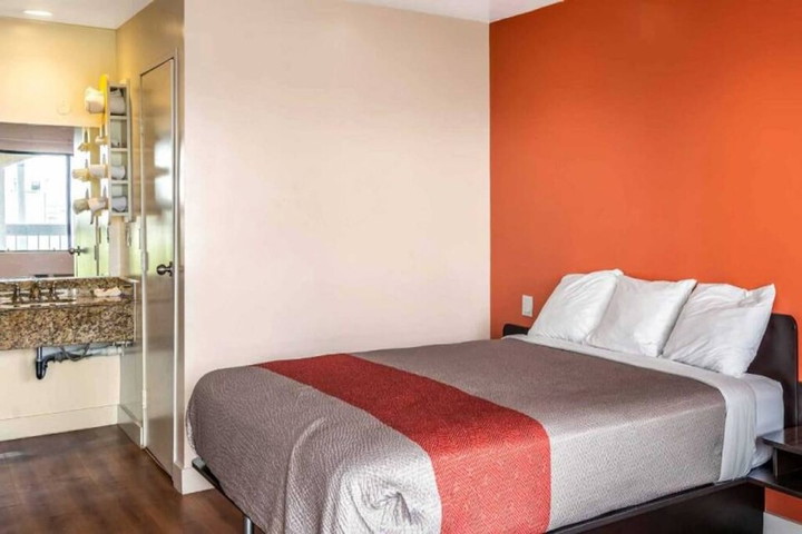 1 King Bed Suite Non-smoking Micfridge - Gardena, CA