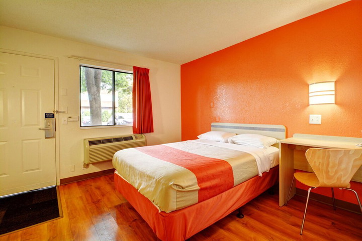 1 Queen Bed  Micfridge - Farmington, CT