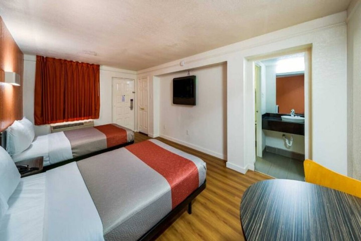 2 Full Beds Smoking - Farmers Branch