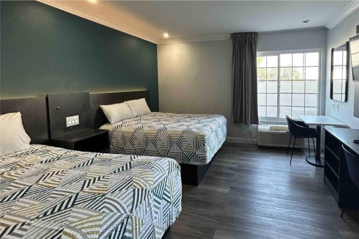 2 Queen Beds Mobil Access Tub Nsmk Micfridg - La Habra, CA